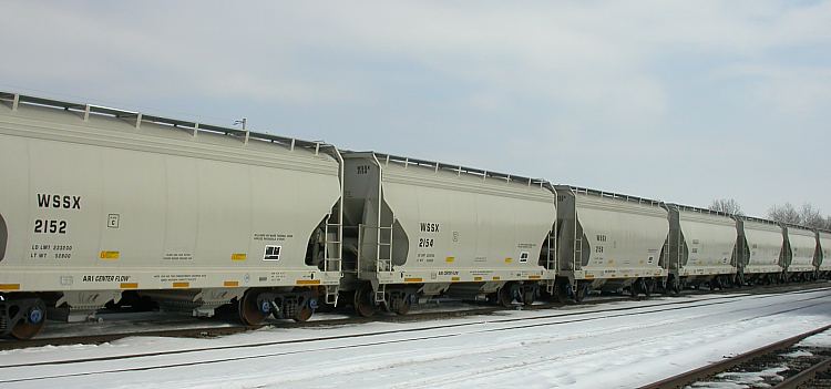 2-bay Centerflow covered hopper cars